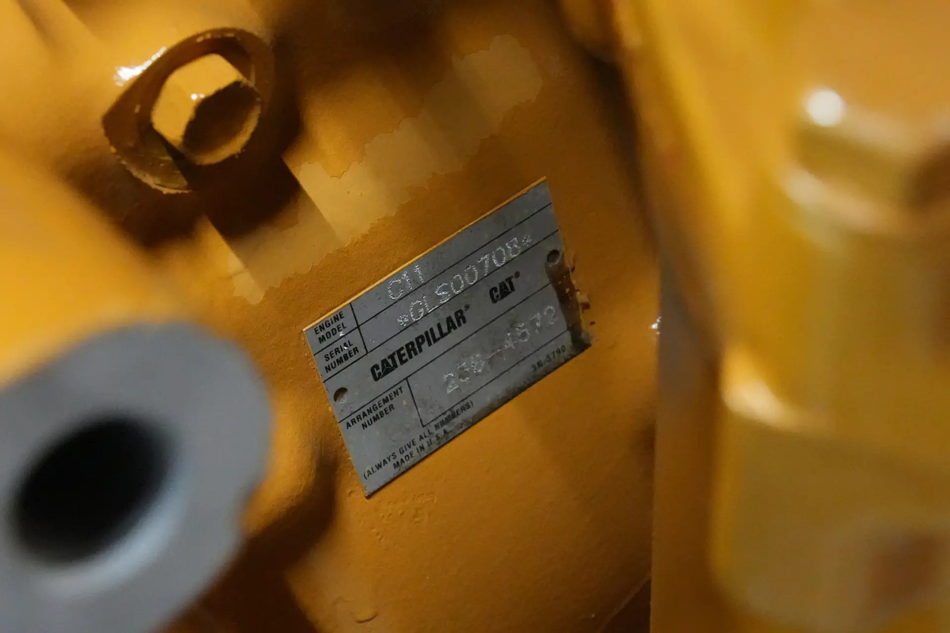 Hoe vind je het serienummer op een Caterpillar motor